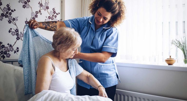 Quelle Est La Mission Dune Auxiliaire De Vie Seniors Online
